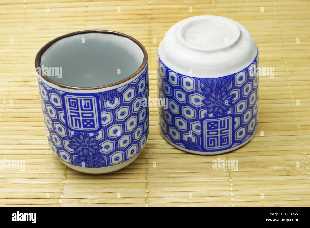 Chinese tea cups chinese porcelain hi-res stock photography and images ...