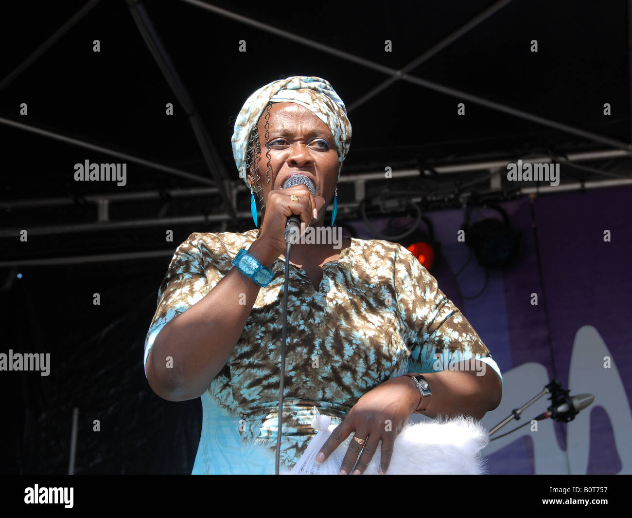 Sing vocalist hi-res stock photography and images - Alamy