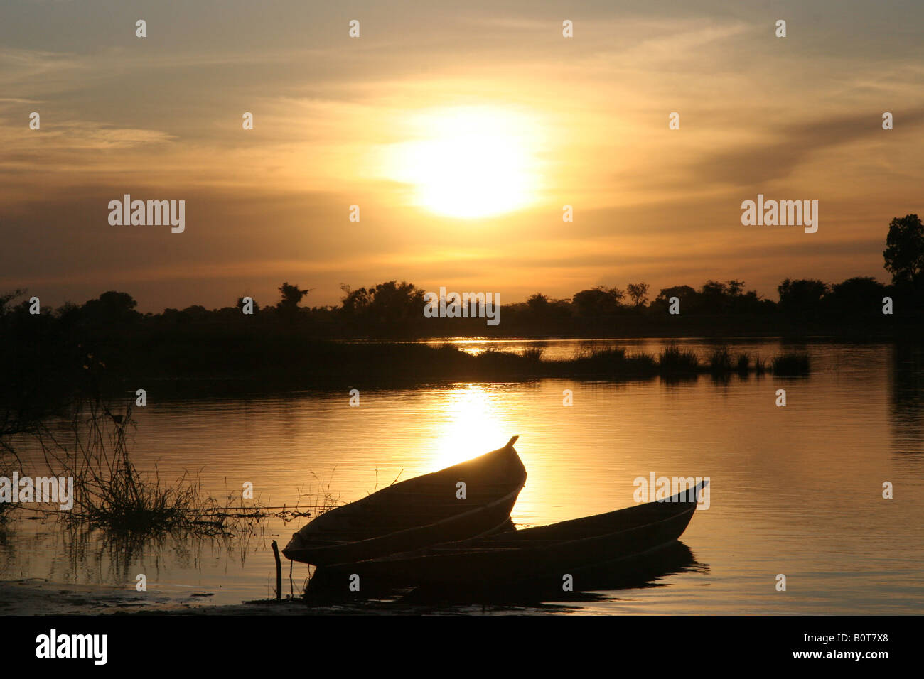 Nigeria canoe hi-res stock photography and images - Alamy