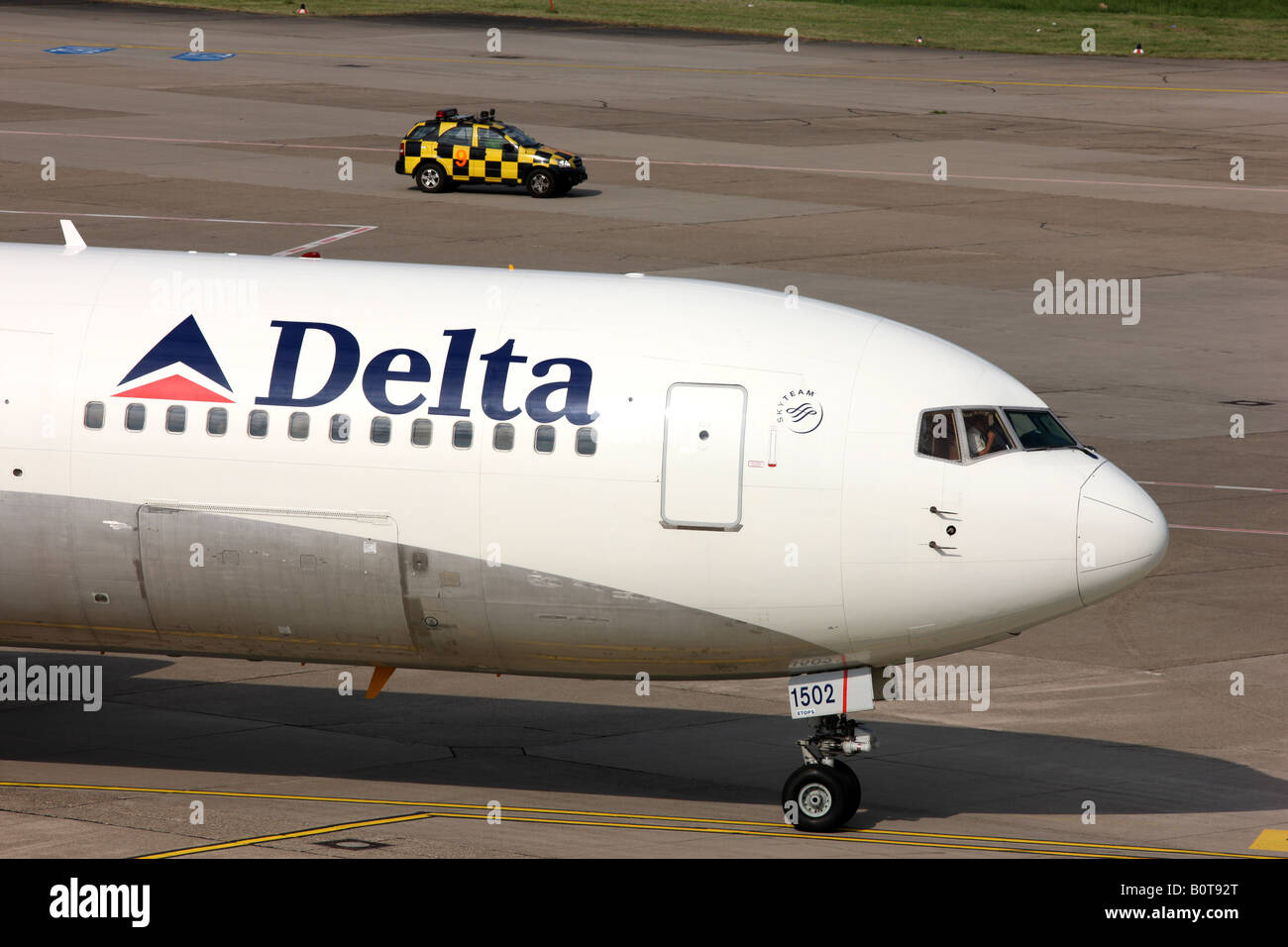Delta airlines jet hi-res stock photography and images - Alamy