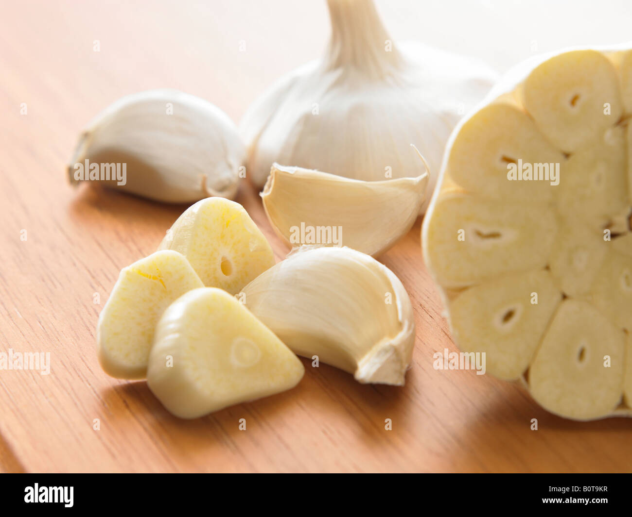 cross section of garlic bulbs Stock Photo - Alamy