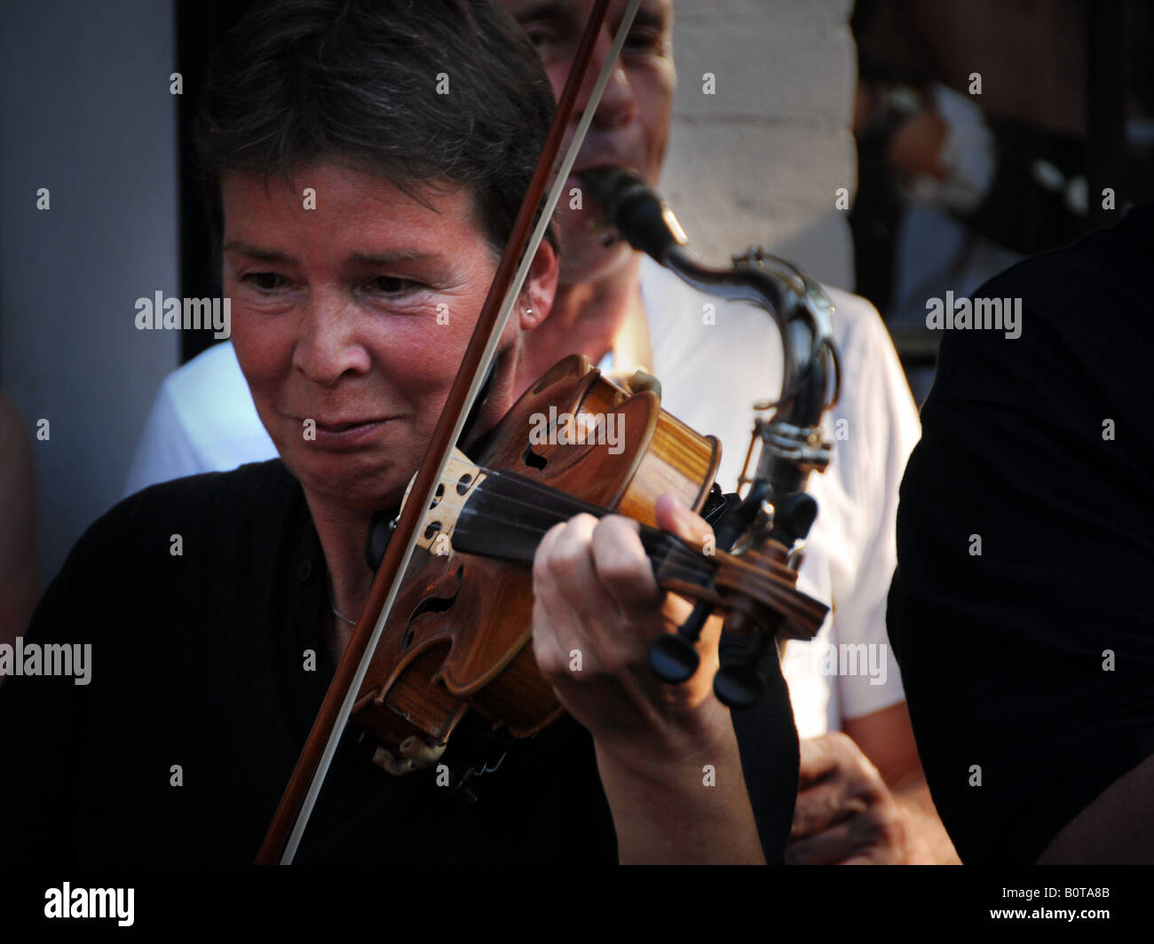 Violinist player hi-res stock photography and images - Alamy