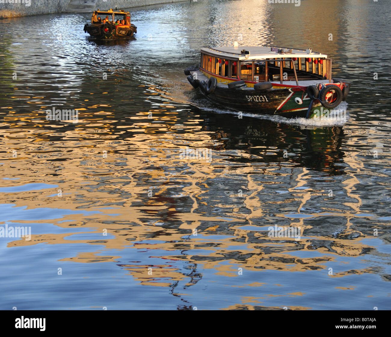 Bum boat cruise on the Singapore River Stock Photo - Alamy