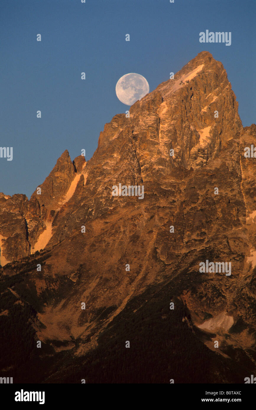 Full moon setting over rocky hi-res stock photography and images - Alamy