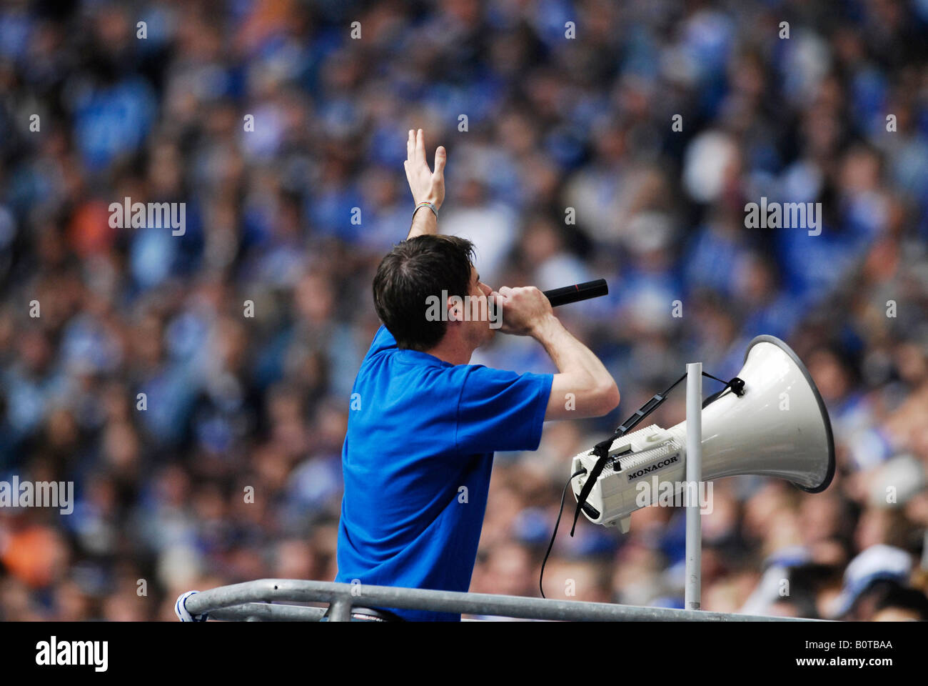 Singing football crowd hi-res stock photography and images - Alamy