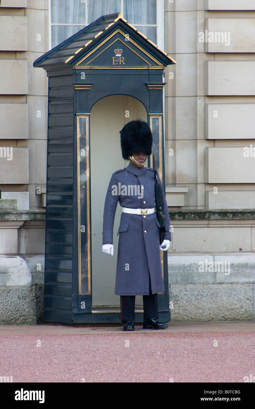 Buckingham palace and sentry box hi-res stock photography and images ...