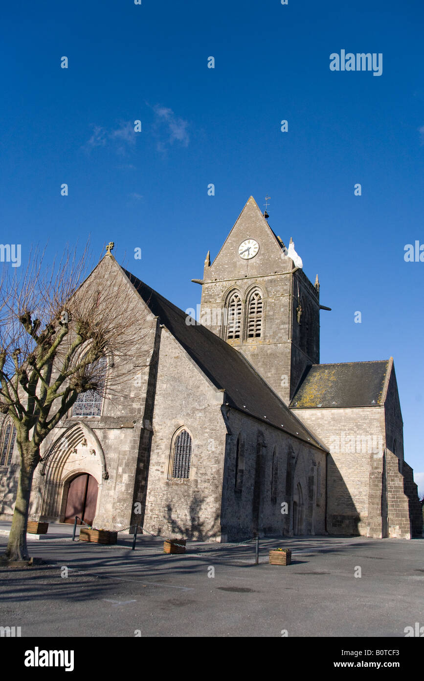 Church with parachute memorial hi-res stock photography and images - Alamy