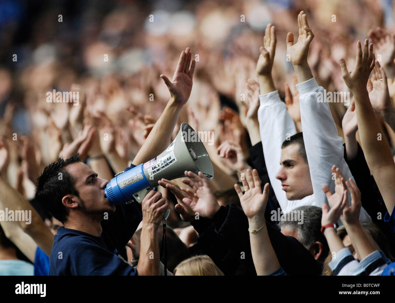 Football crowd cheering hi-res stock photography and images - Alamy
