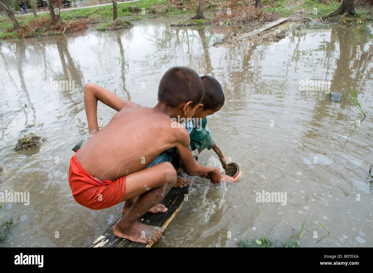 Children by the riverside hi-res stock photography and images - Alamy