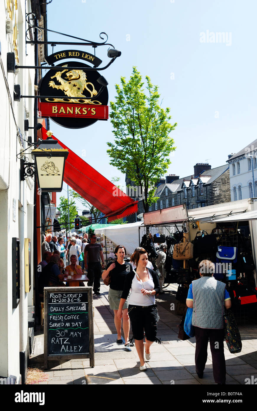 VISITORS ON MARKET DAY IN MACHYNLLETH POWYS WALES Stock Photo - Alamy