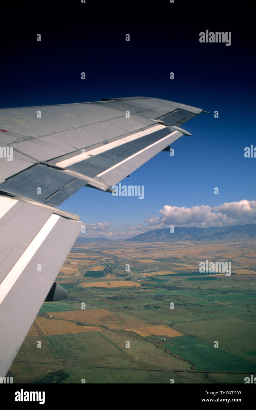 Airplane flying over agricultural field hi-res stock photography and ...