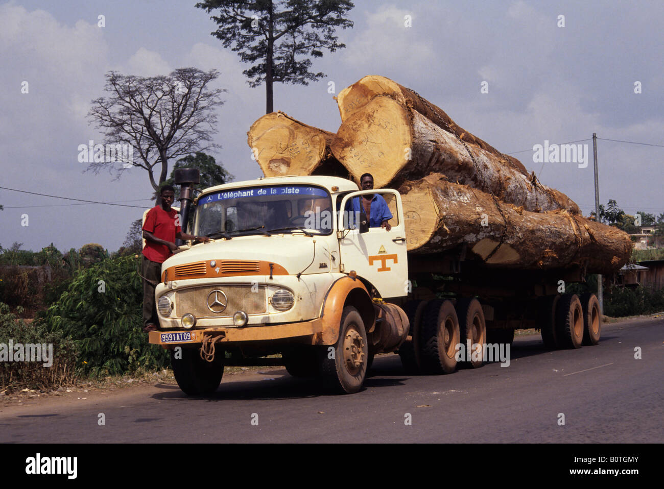 Logging truck africa hi-res stock photography and images - Alamy