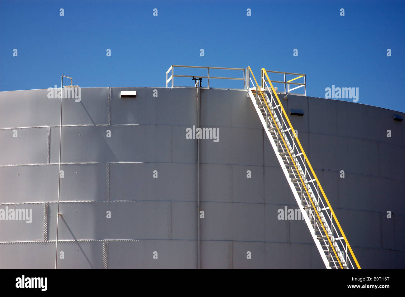 Refinery Srorage Tank Stock Photo - Alamy