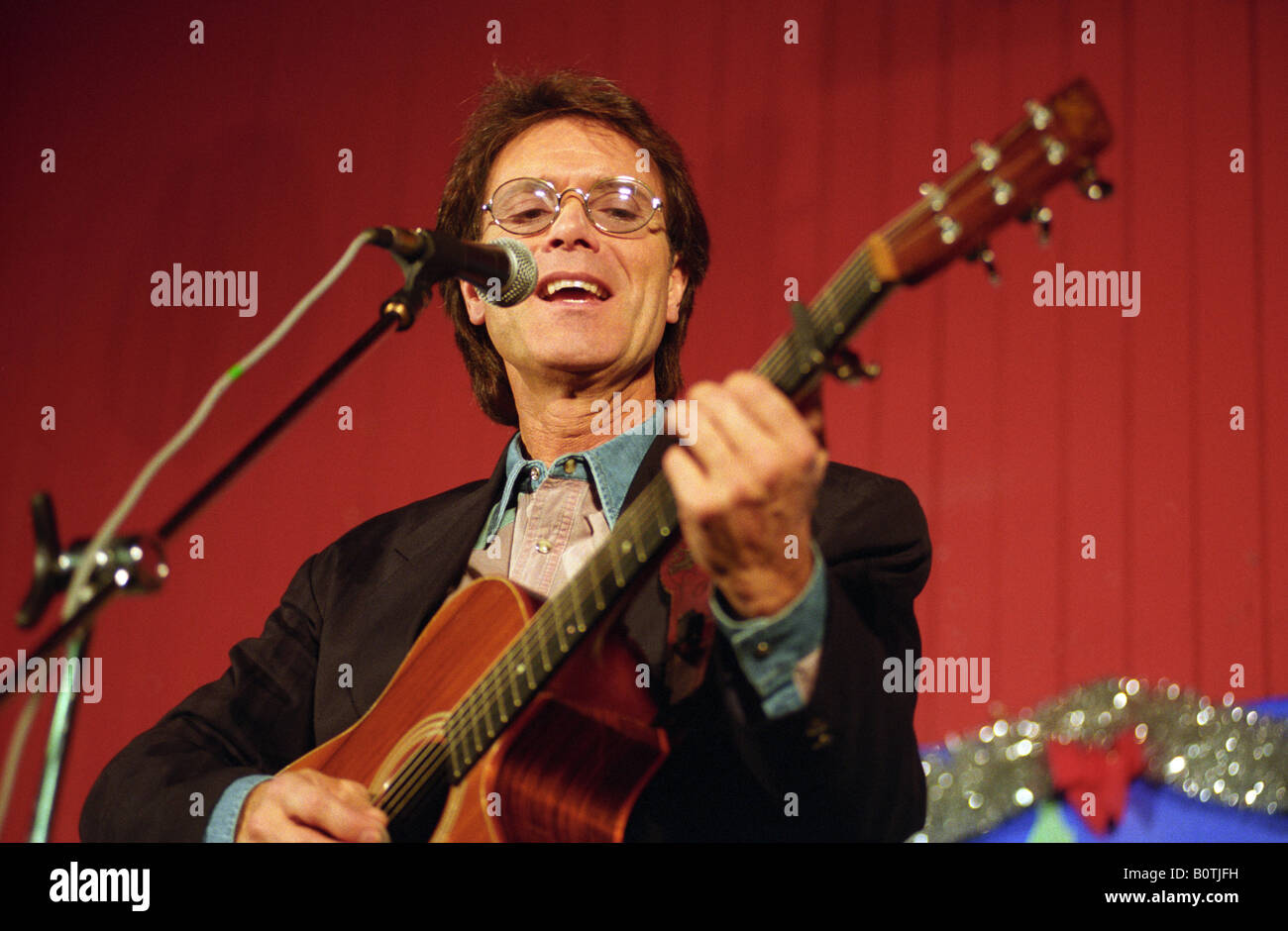 Cliff richard with guitar hi-res stock photography and images - Alamy