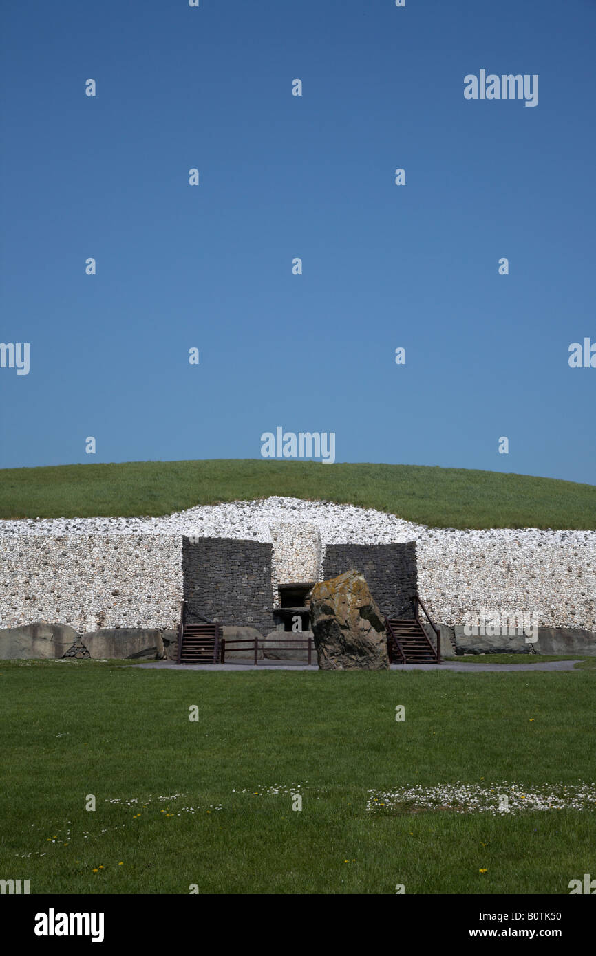 Newgrange ireland burial mound hi-res stock photography and images - Alamy