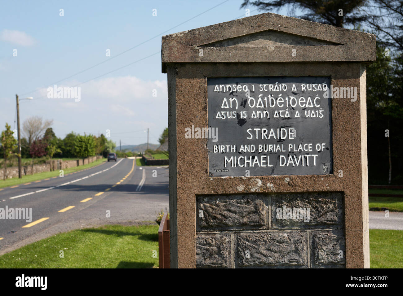 bilingual sign in irish with gaelic script and english in straide the ...