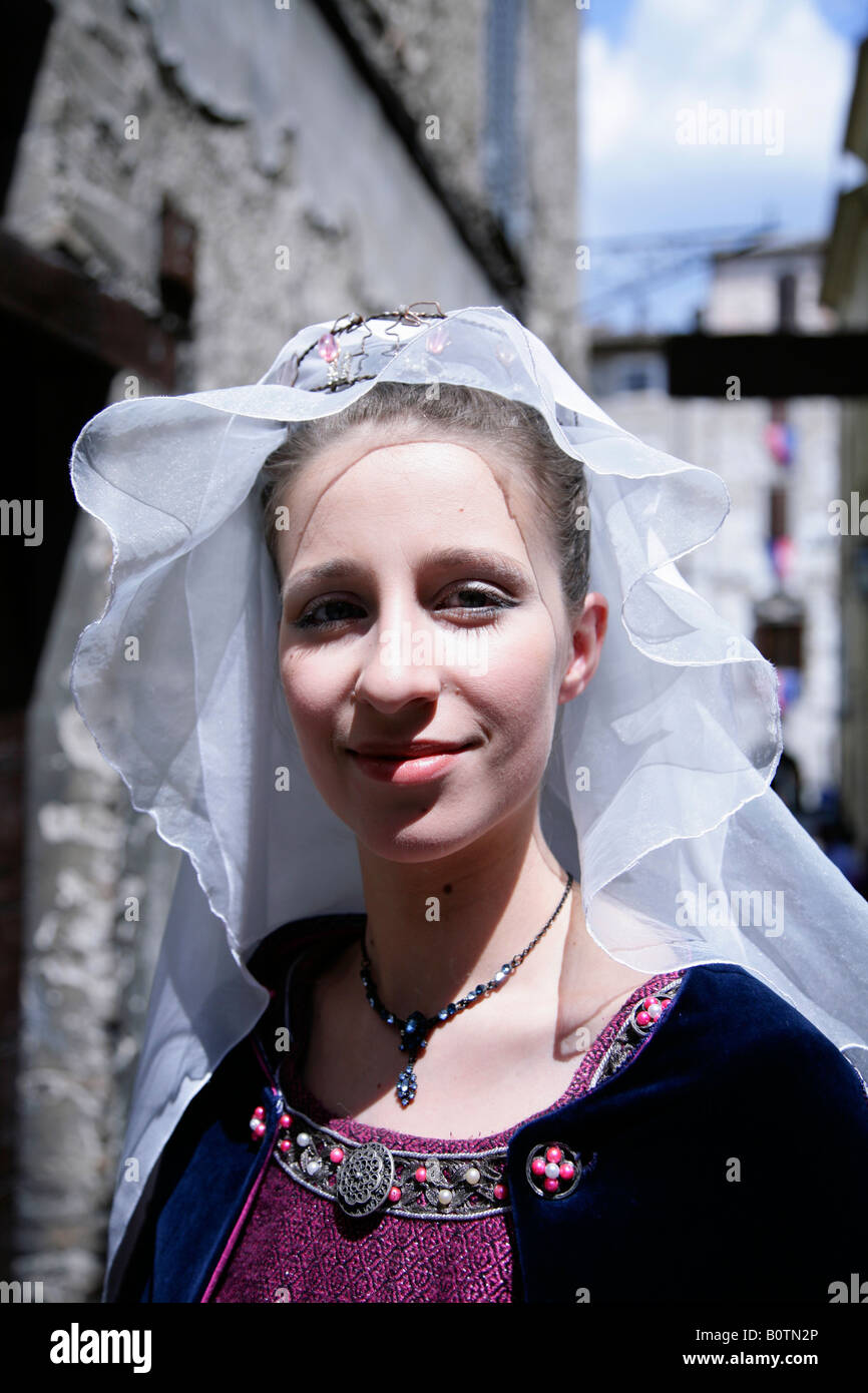 Girl wearing medieval costume hi-res stock photography and images - Alamy