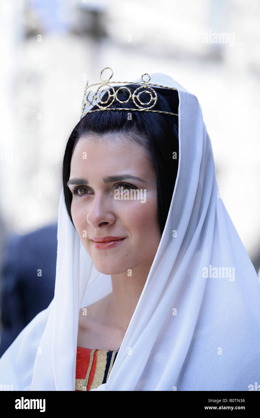 Girl wearing medieval costume hi-res stock photography and images - Alamy