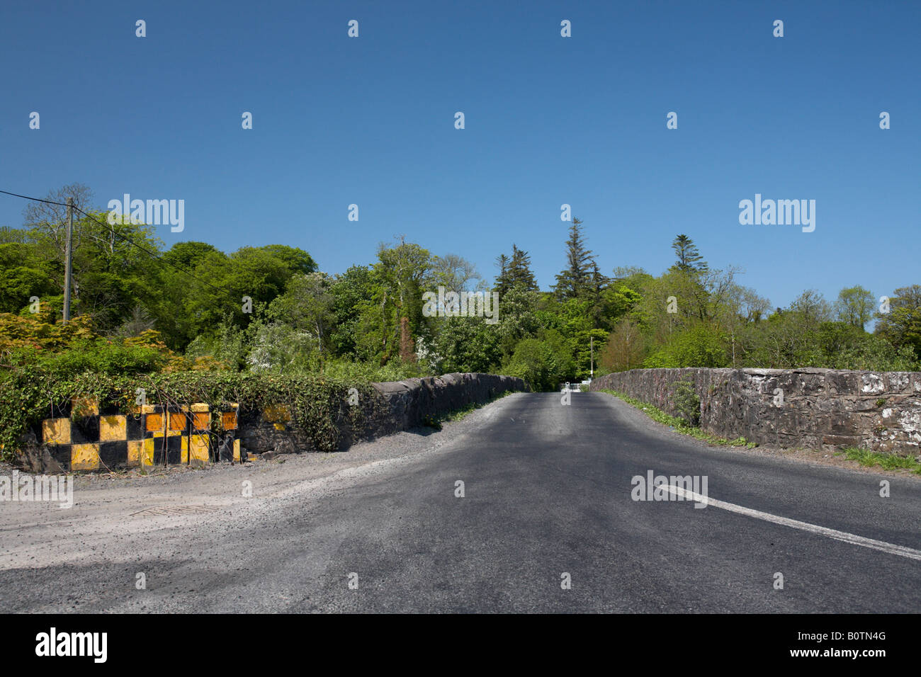 Old stone low bridge road hi-res stock photography and images - Alamy
