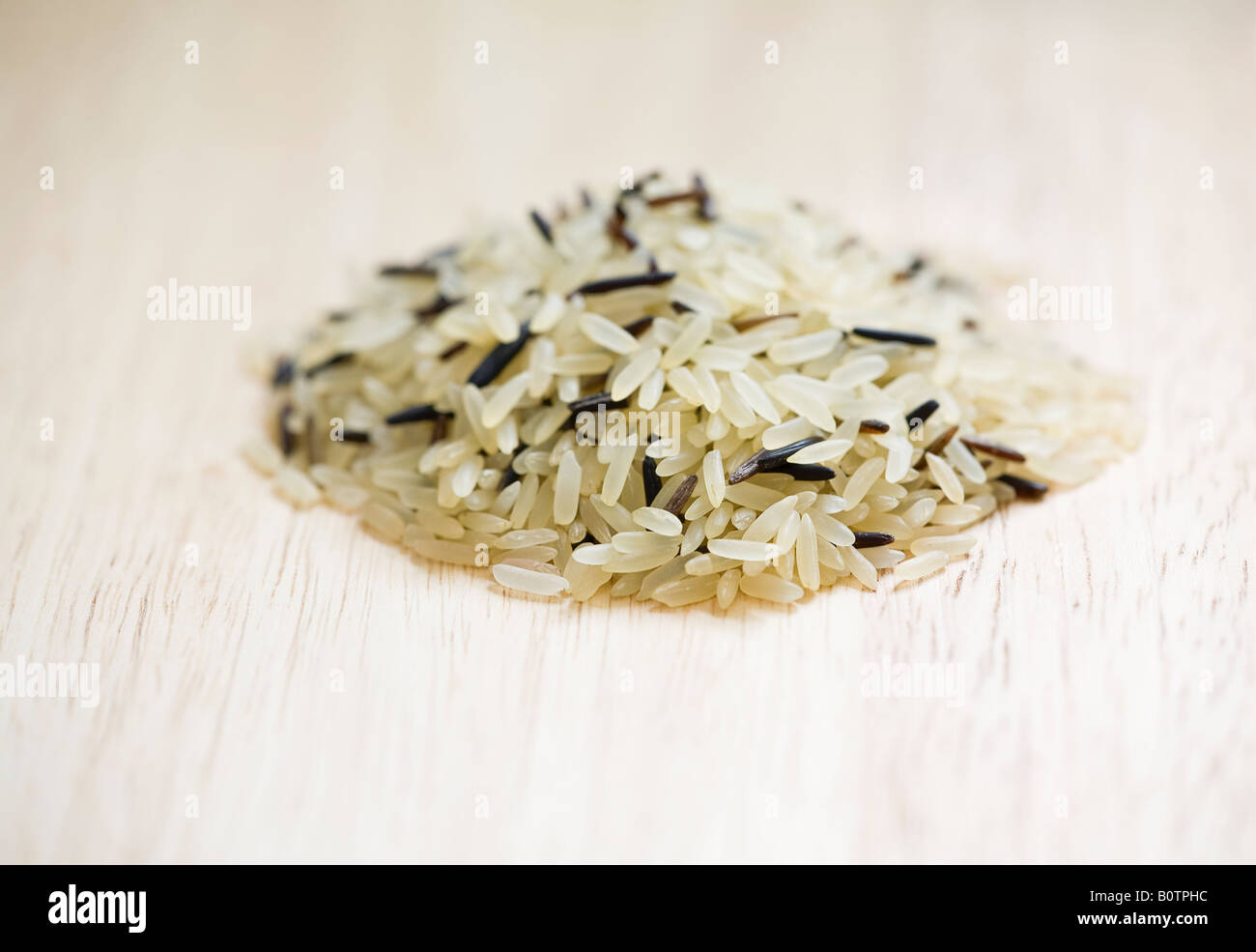 Grains of uncooked wild rice Stock Photo - Alamy