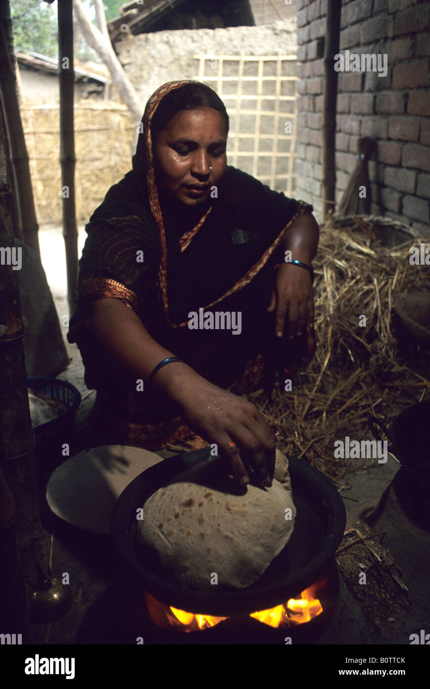 A woman cooking a naan bread in her house Bangladesh Stock Photo - Alamy