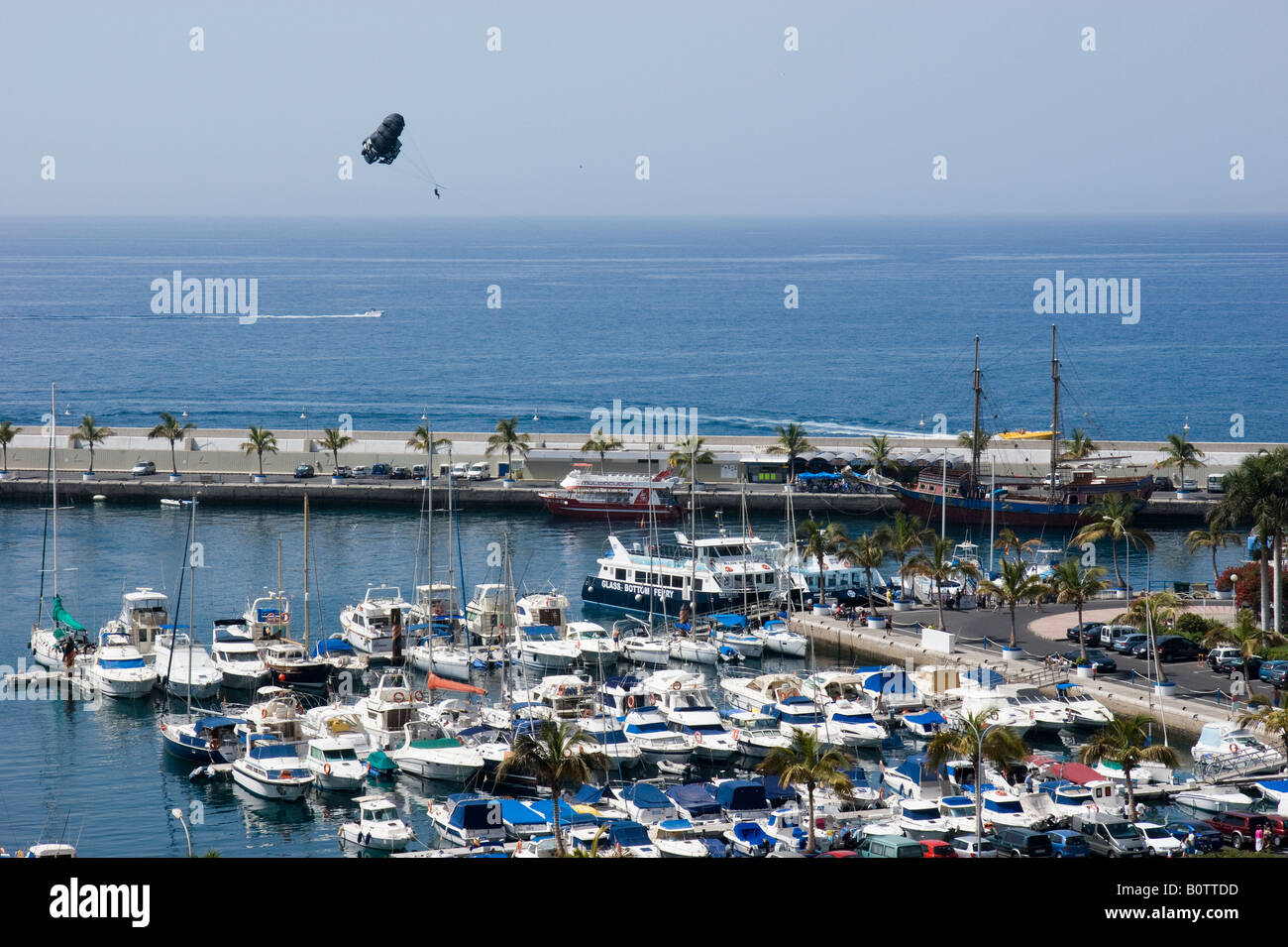 Parascending water sport marina hi-res stock photography and images - Alamy