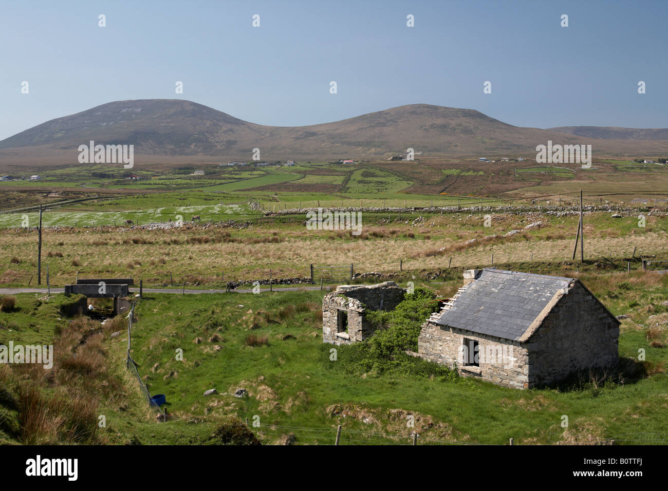 Old irish cottage hi-res stock photography and images - Alamy