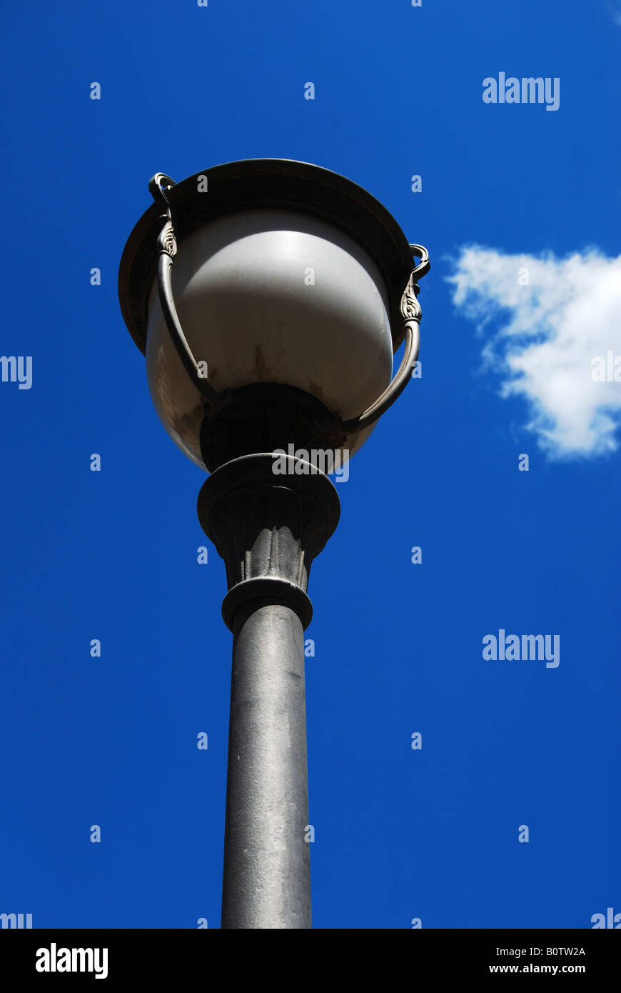 Modern lamp post hi-res stock photography and images - Alamy