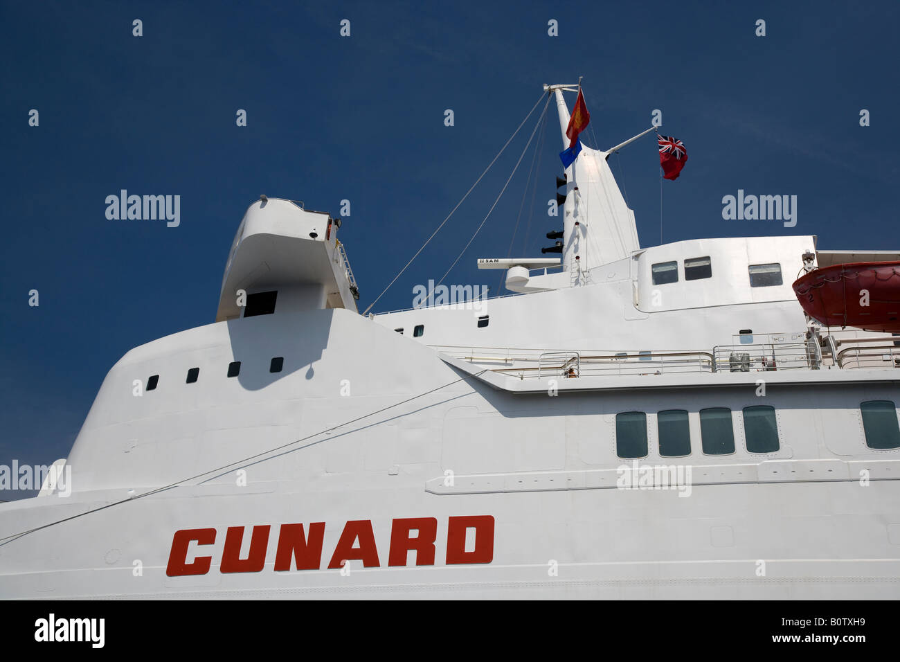 Qe2 bridge hi-res stock photography and images - Alamy