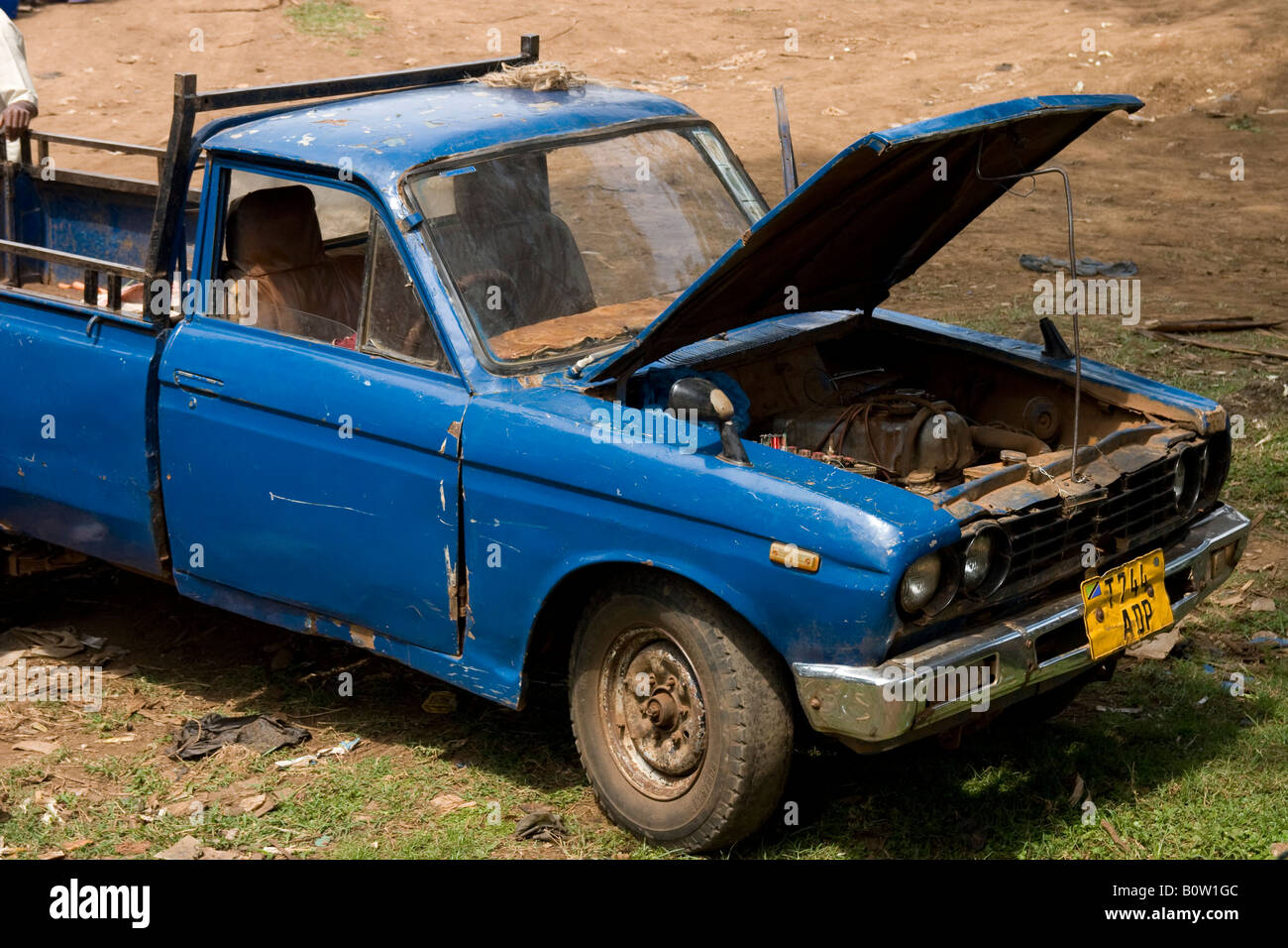 Broken down pickup truck Stock Photo - Alamy