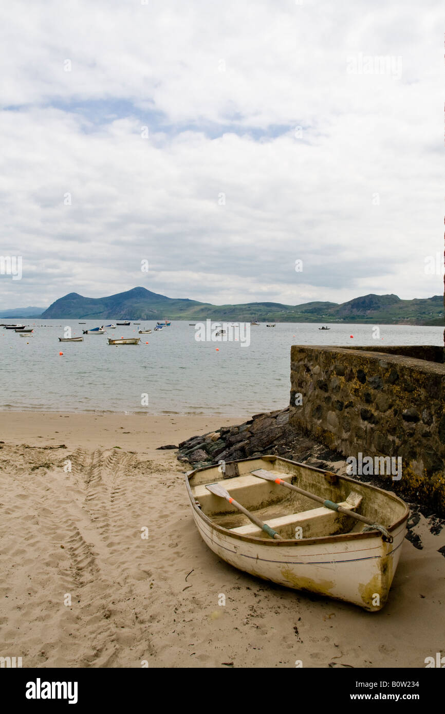 Beached rowing boat hi-res stock photography and images - Alamy