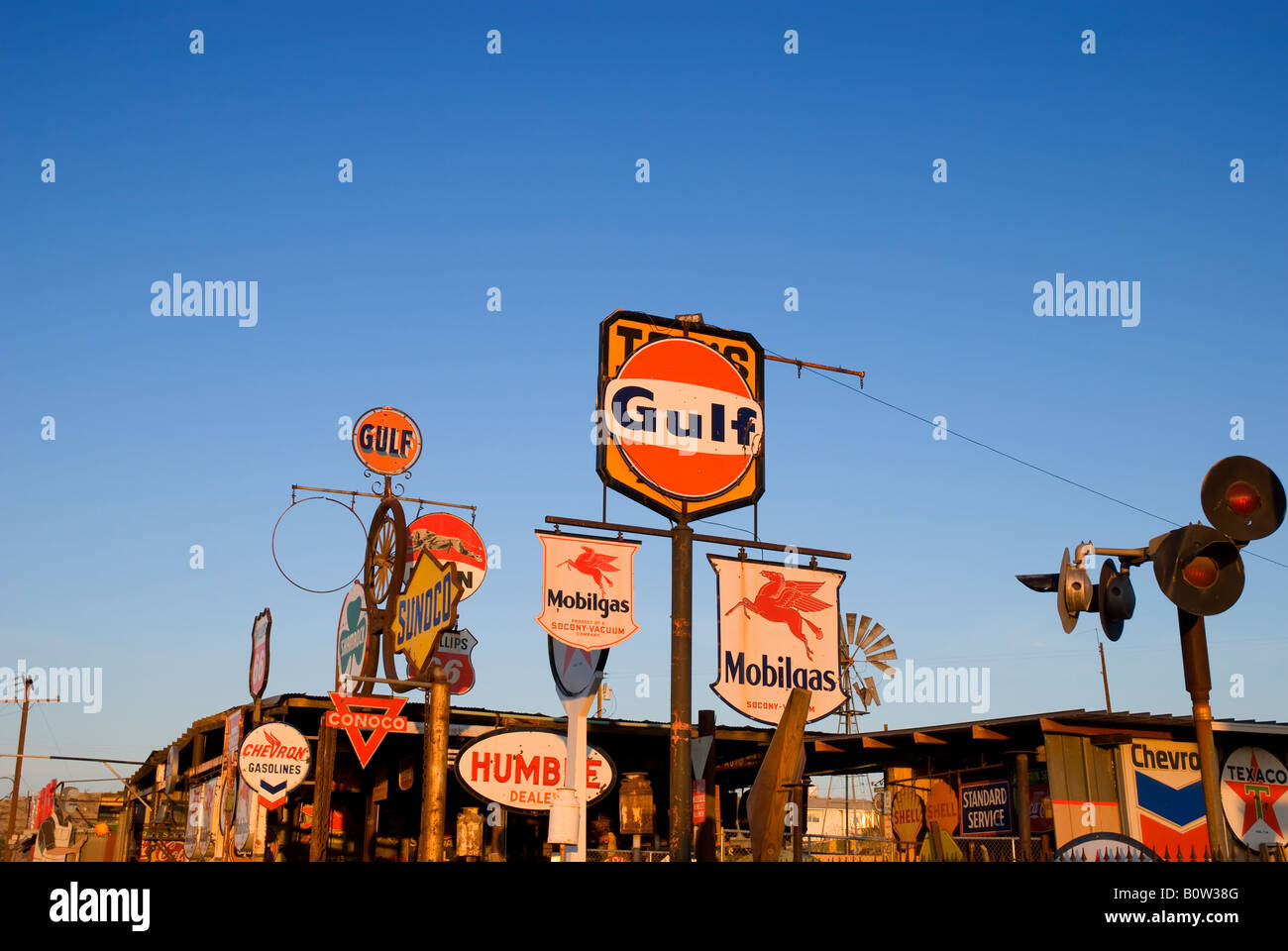 Interstate highway gas station sign hi-res stock photography and images ...