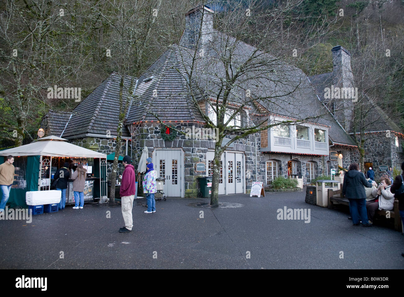 Multnomah falls lodge hi-res stock photography and images - Alamy