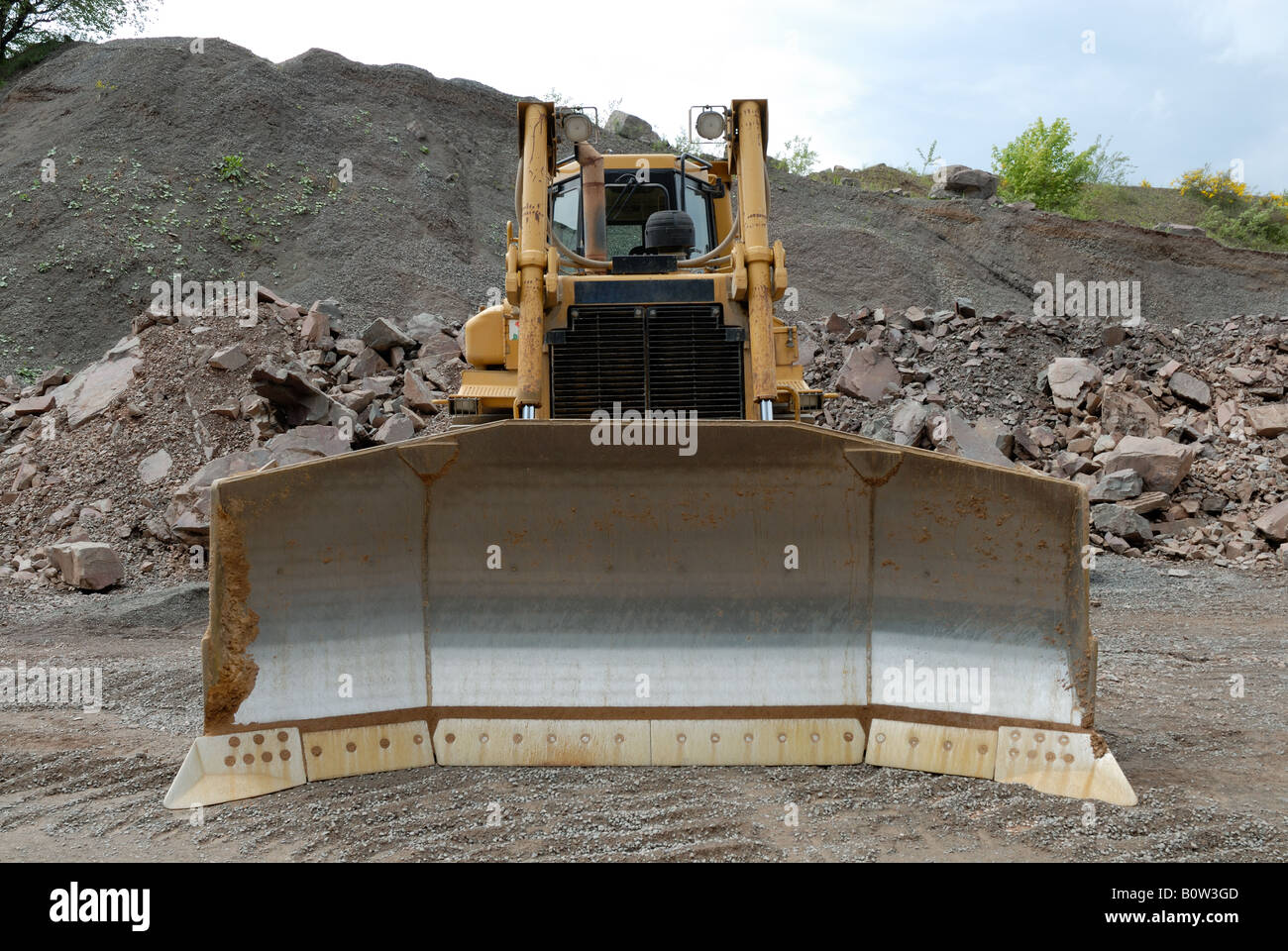 Huge bulldozer in a stone pit Stock Photo - Alamy