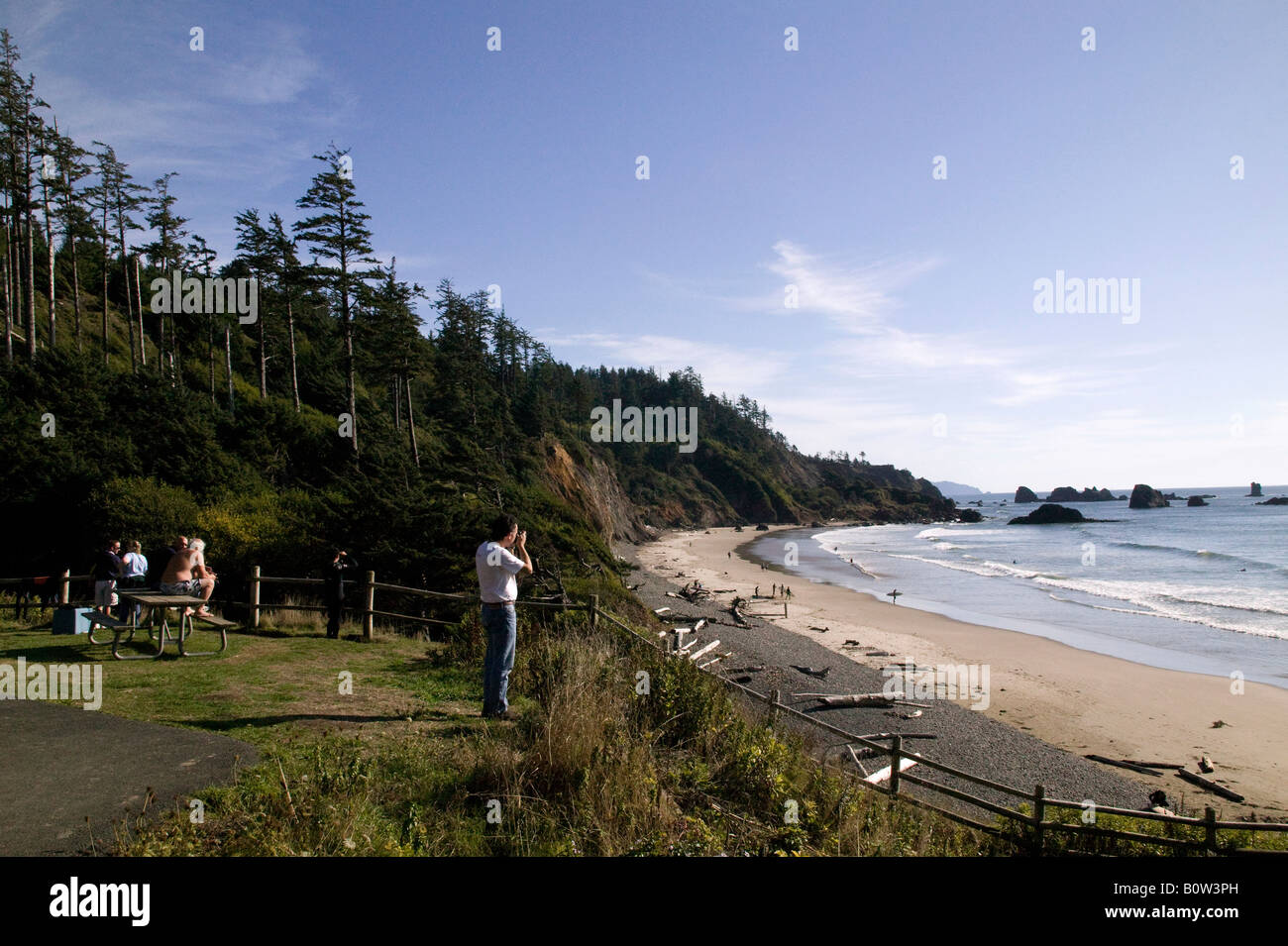 Tourists at a scenic overlook on the Oregon coast Stock Photo - Alamy