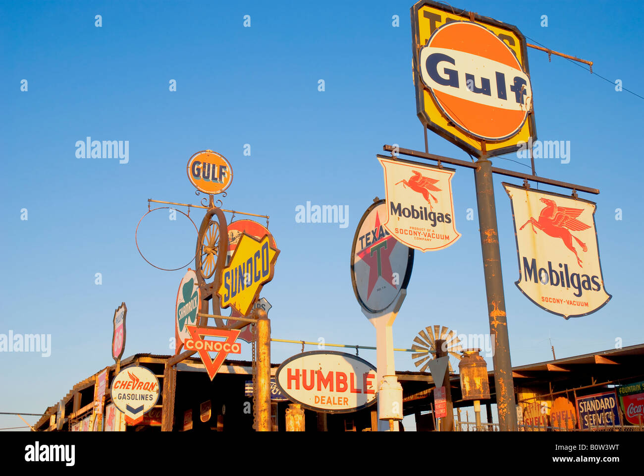 Vintage gas station hi-res stock photography and images - Alamy