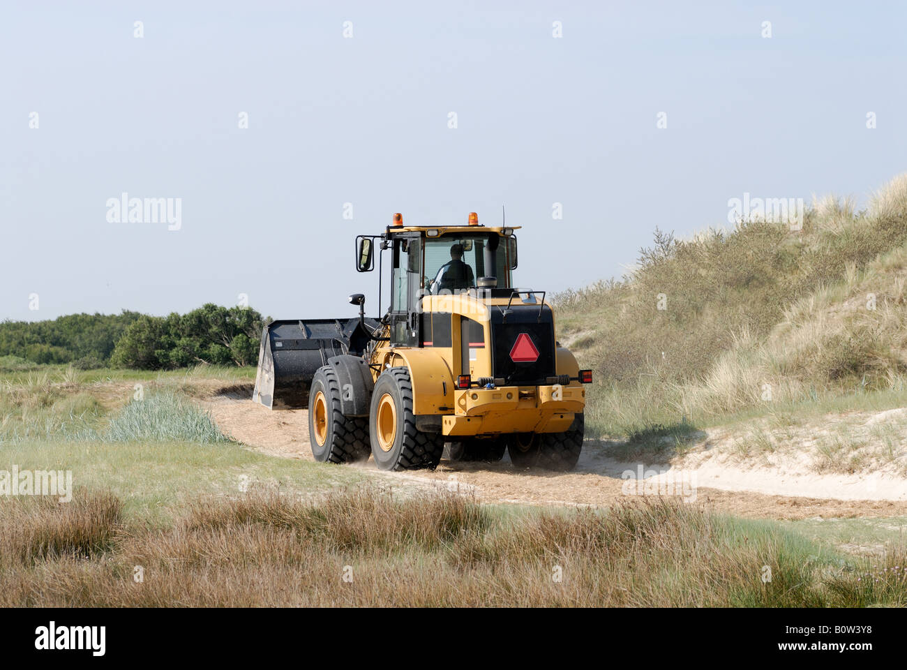Machinery vehicle tractor bulldozer hi-res stock photography and images ...