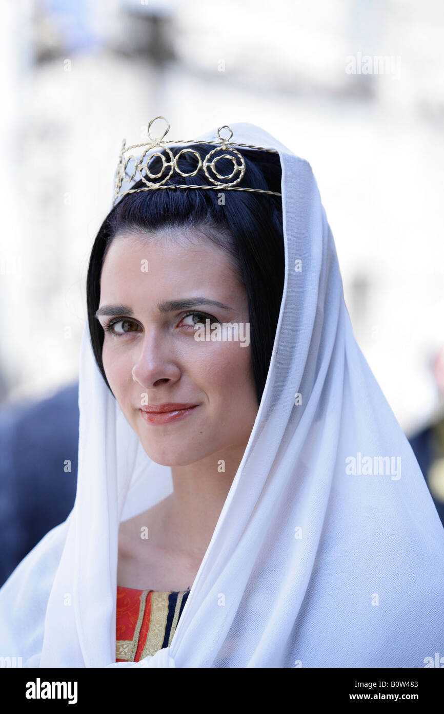 Girl wearing medieval costume hi-res stock photography and images - Alamy