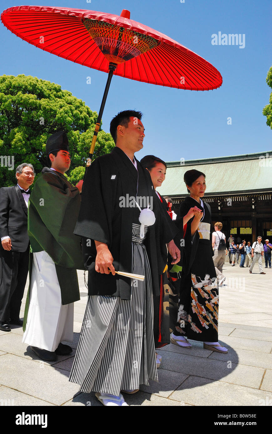 Marriage in Japanese traditional style Stock Photo - Alamy