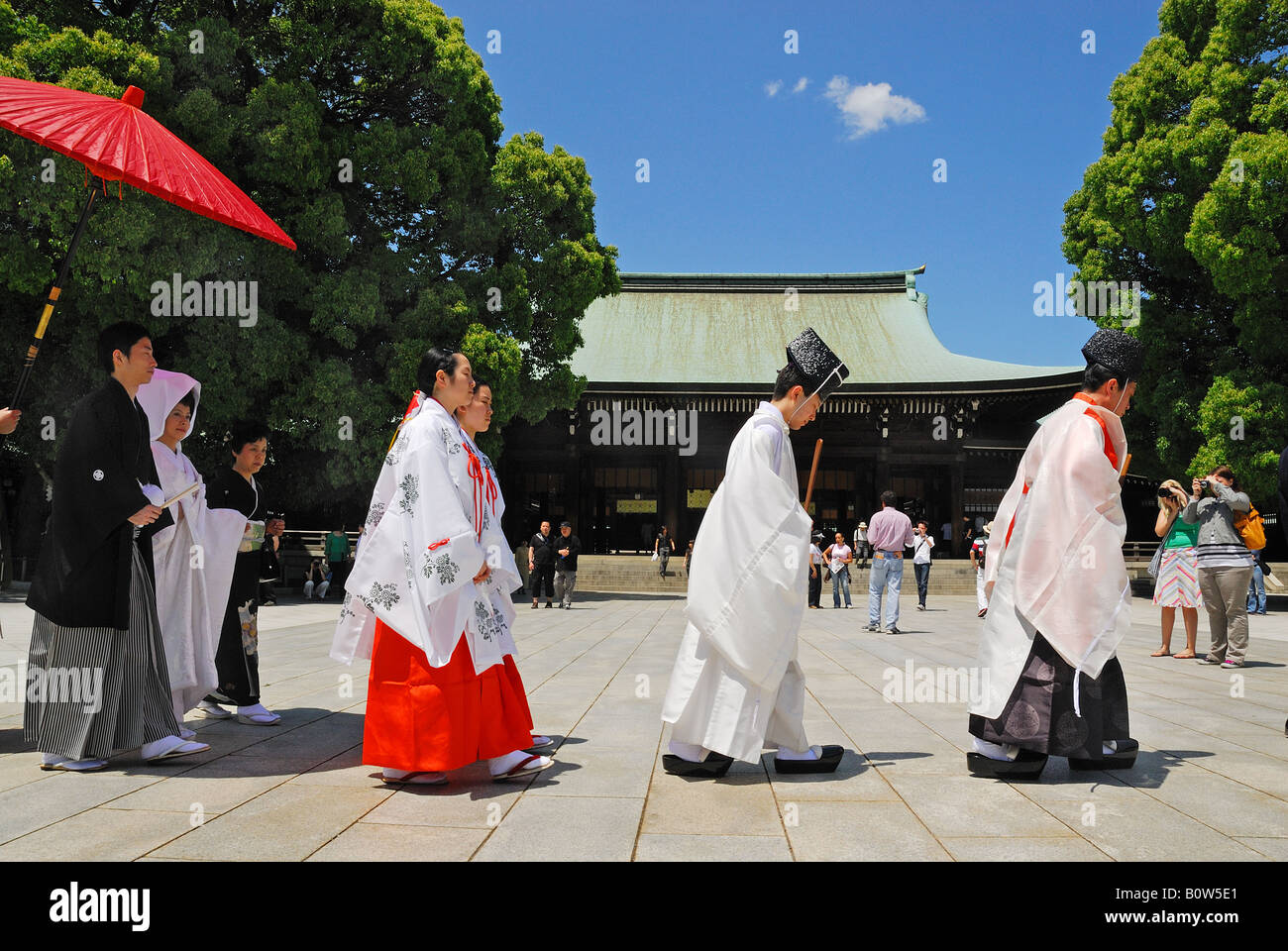 Marriage in Japanese traditional style Stock Photo - Alamy