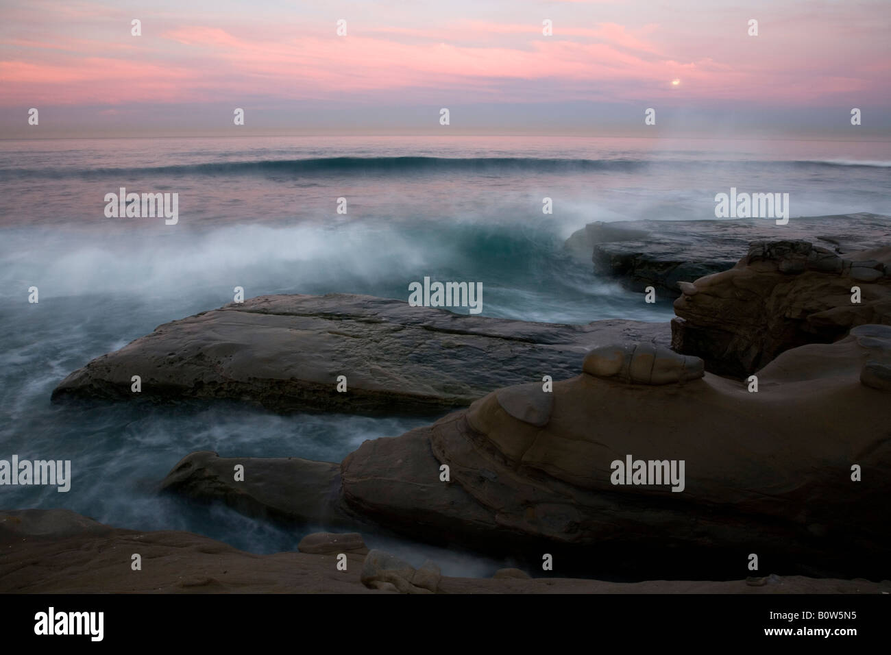 Full moon setting pacific hi-res stock photography and images - Alamy