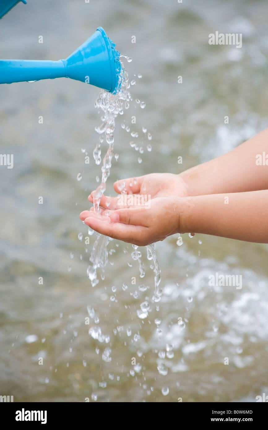 Child pouring water hi-res stock photography and images - Alamy