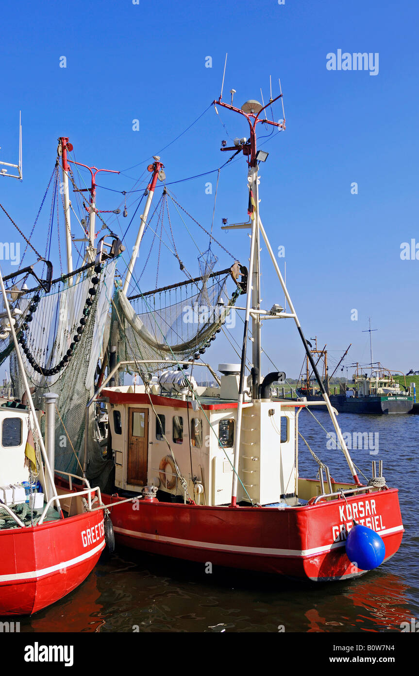 Deutschland shrimp cutters in the harbour of greetsiel hi-res stock ...