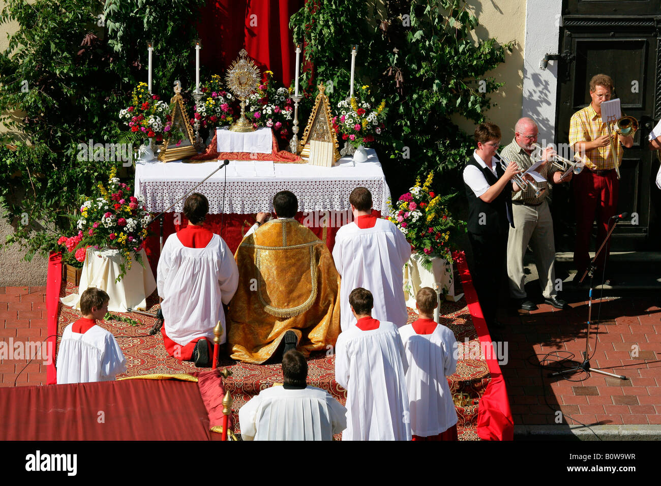 Procession altar servers hi-res stock photography and images - Alamy