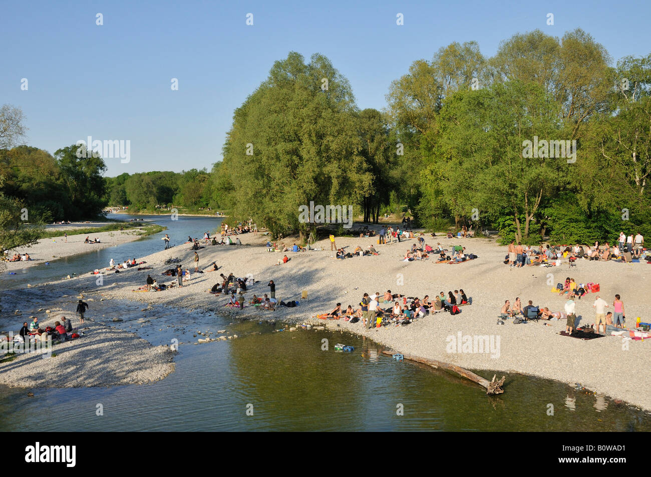 BBQ, people barbecuing along the Flaucher, an offshoot of the Isar ...
