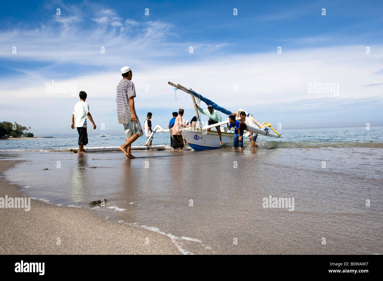 Returning fishermen pulling outrigger fishing hi-res stock photography ...