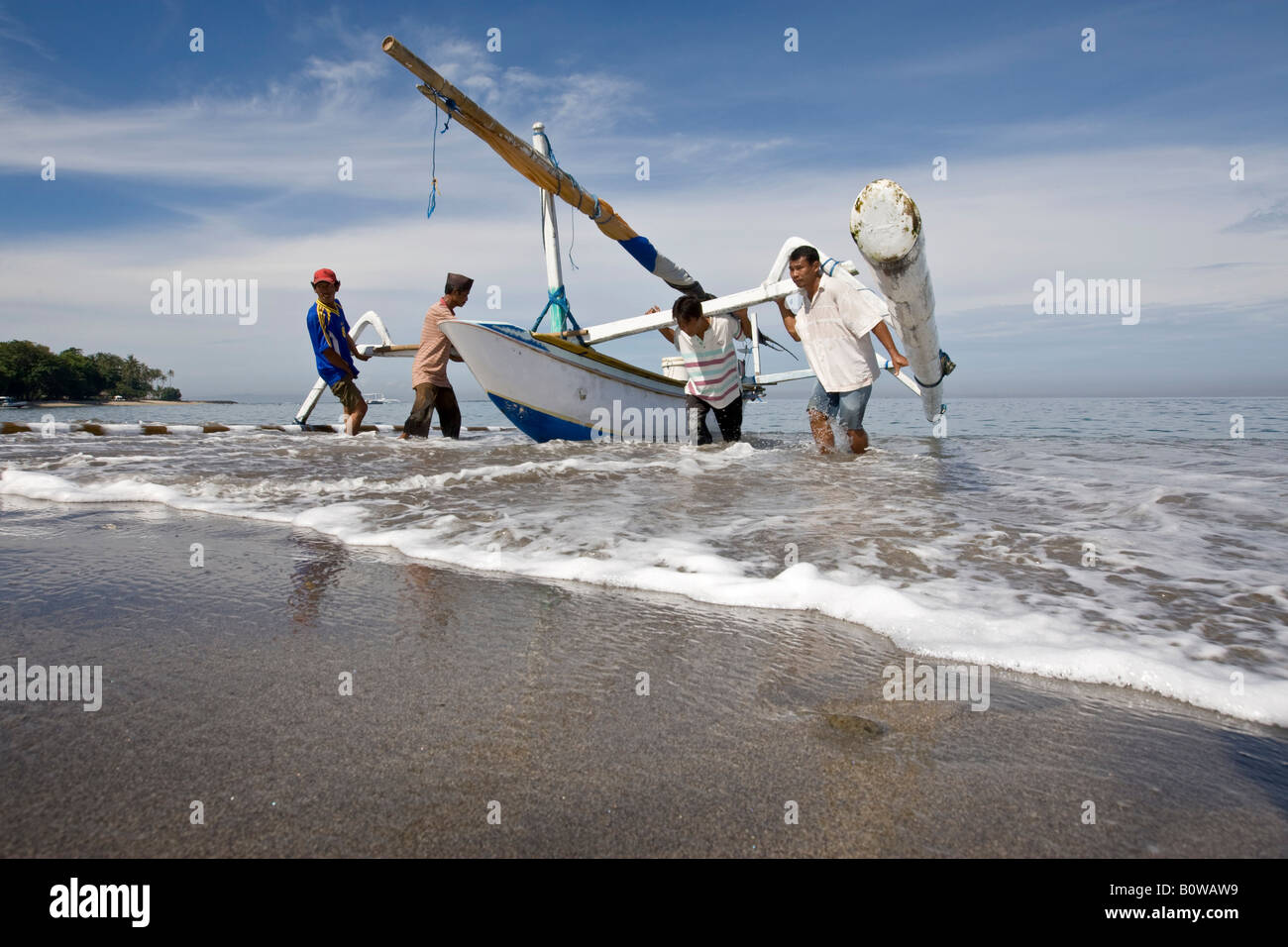 Returning fishermen pulling outrigger fishing hi-res stock photography ...
