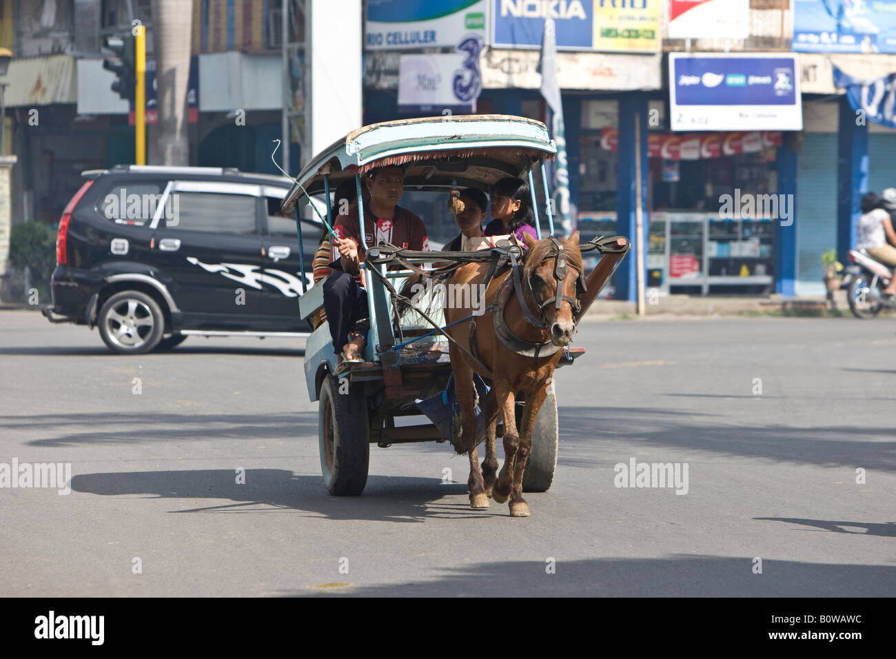Horse pulling cart hi-res stock photography and images - Alamy