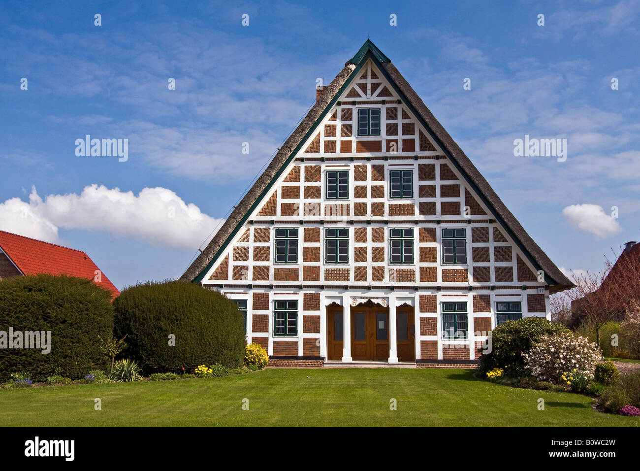 Historic timber-framed house with thatched roof, old farmhouse, Jork ...