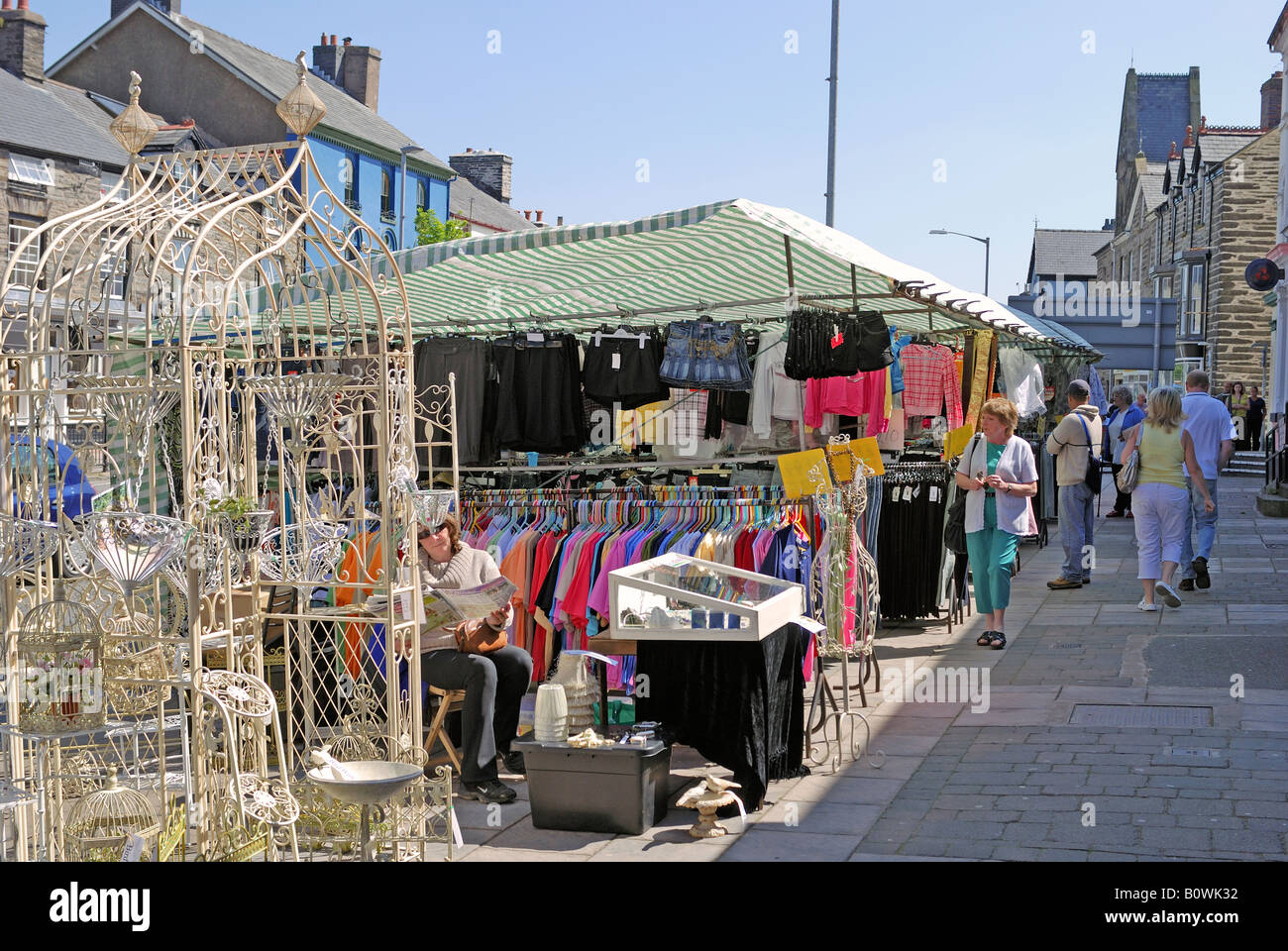 MARKET STALLS AND VISITORS ON MARKET DAY IN MACHYNLLETH POWYS WALES ...